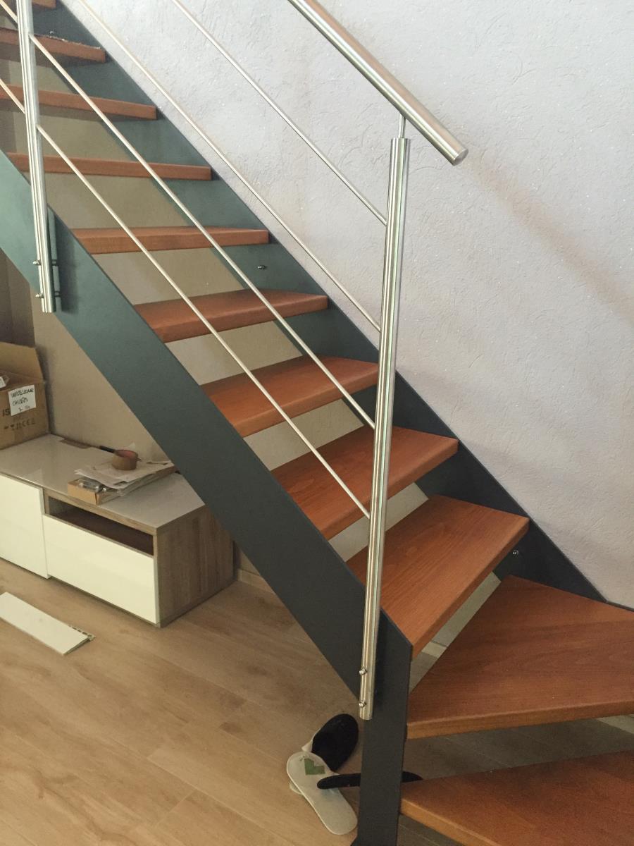 Scala con cosciali in ferro taglio laser - Mondino srl